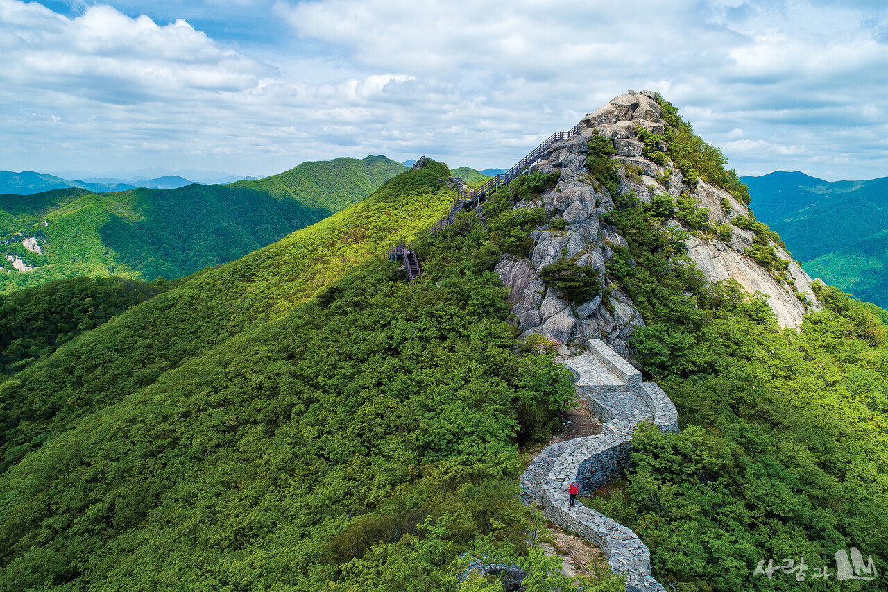 지리산과 덕유산 능선이 한 자리에서 훤하다!