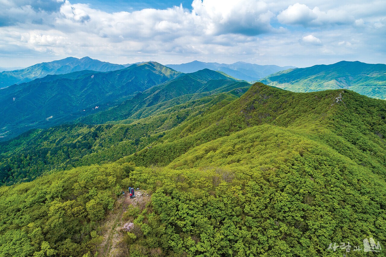 지리산과 덕유산 능선이 한 자리에서 훤하다!